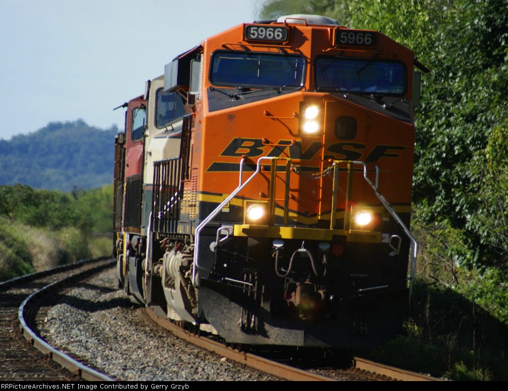 BNSF unit train preparing to meet 2816